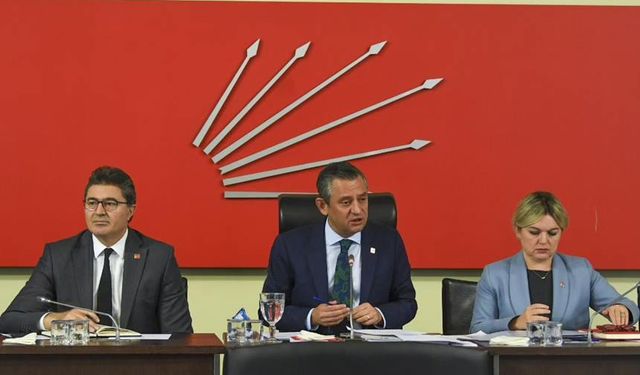 Özgür Özel yeniden CHP Genel Başkanı seçildi