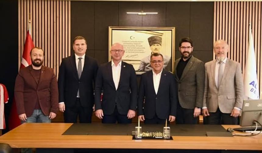 Altıeylül Belediyesi'nde "direk dansı" değişimleri