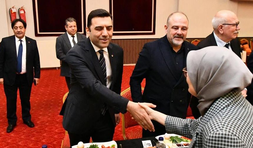 Uygur, "Bir Sofrada Demokrasi" startını Balıkesir'den verdi